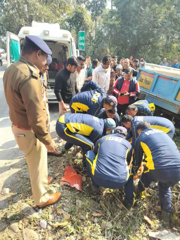 Big breaking :-देहरादून- थानों- भोगपुर मार्ग पर ट्रैक्टर व कार की भिड़ंत, SDRF ने घायल को ...